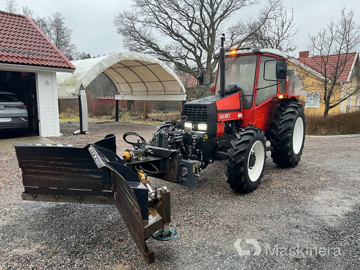 Traktor Valmet 604-4 4wd med vikplog | Maskinera