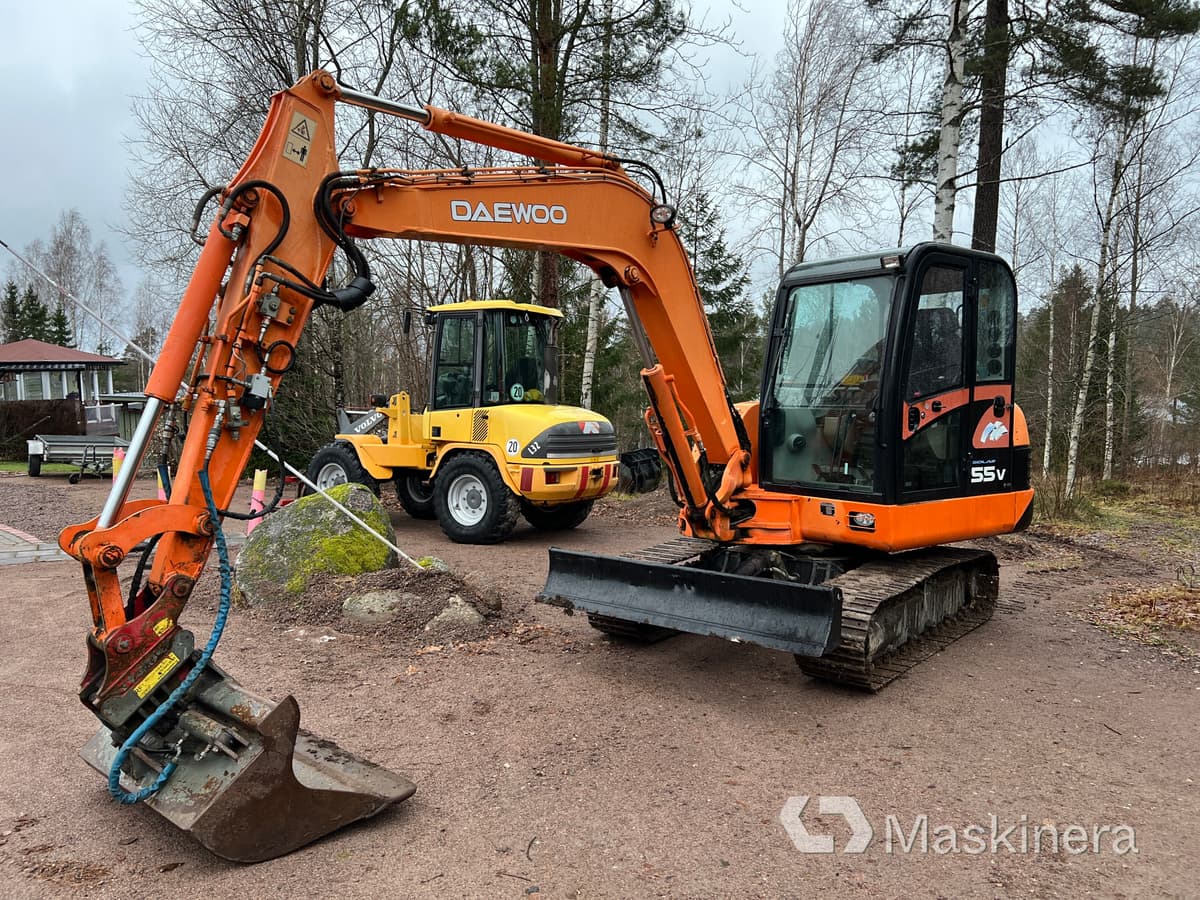 Grävmaskin Daewoo Solar 55V Plus med 4 redskap | Maskinera