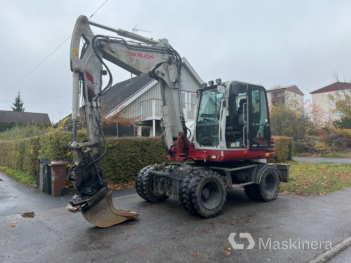 Hjulgrävare Takeuchi TB295W med redskap | Maskinera
