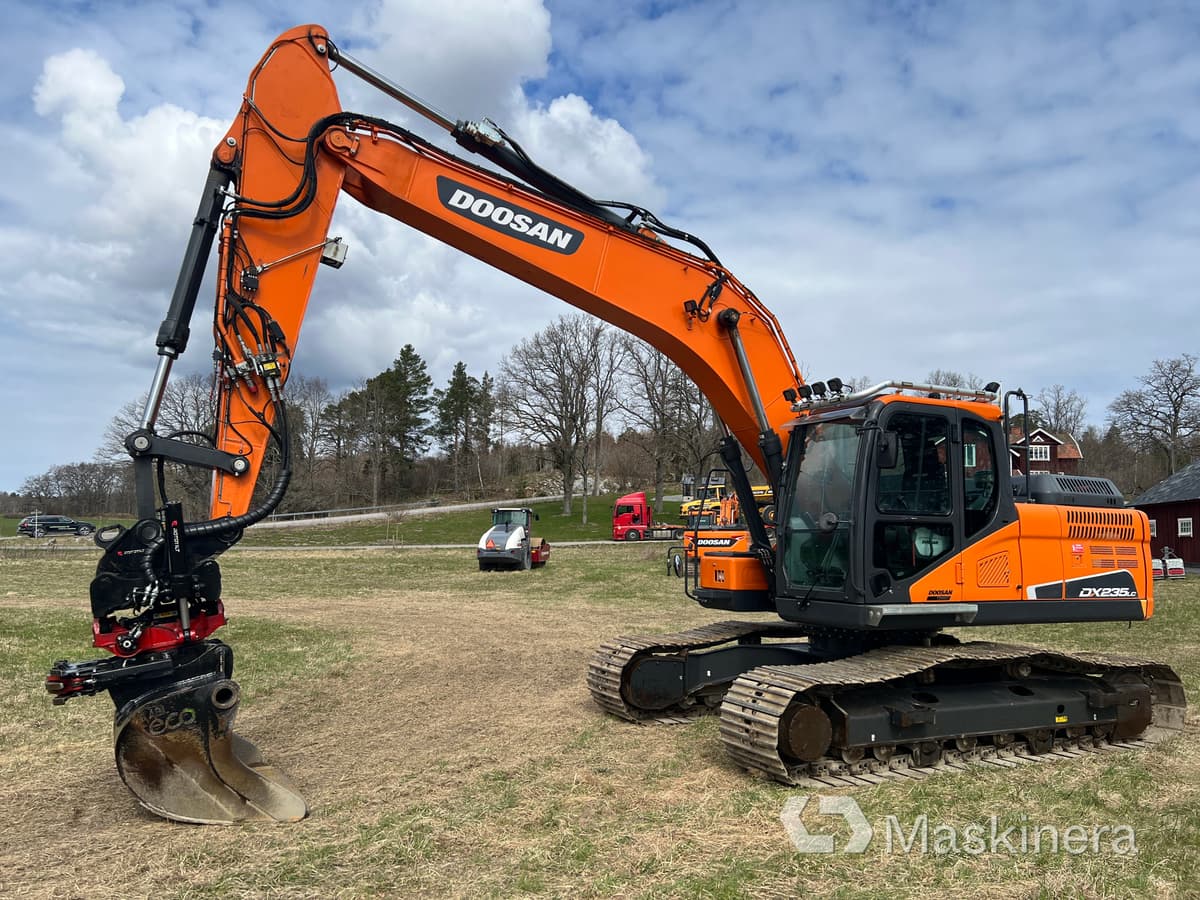 Grävmaskin Doosan DX235NLC-5 med grävsystem | Maskinera