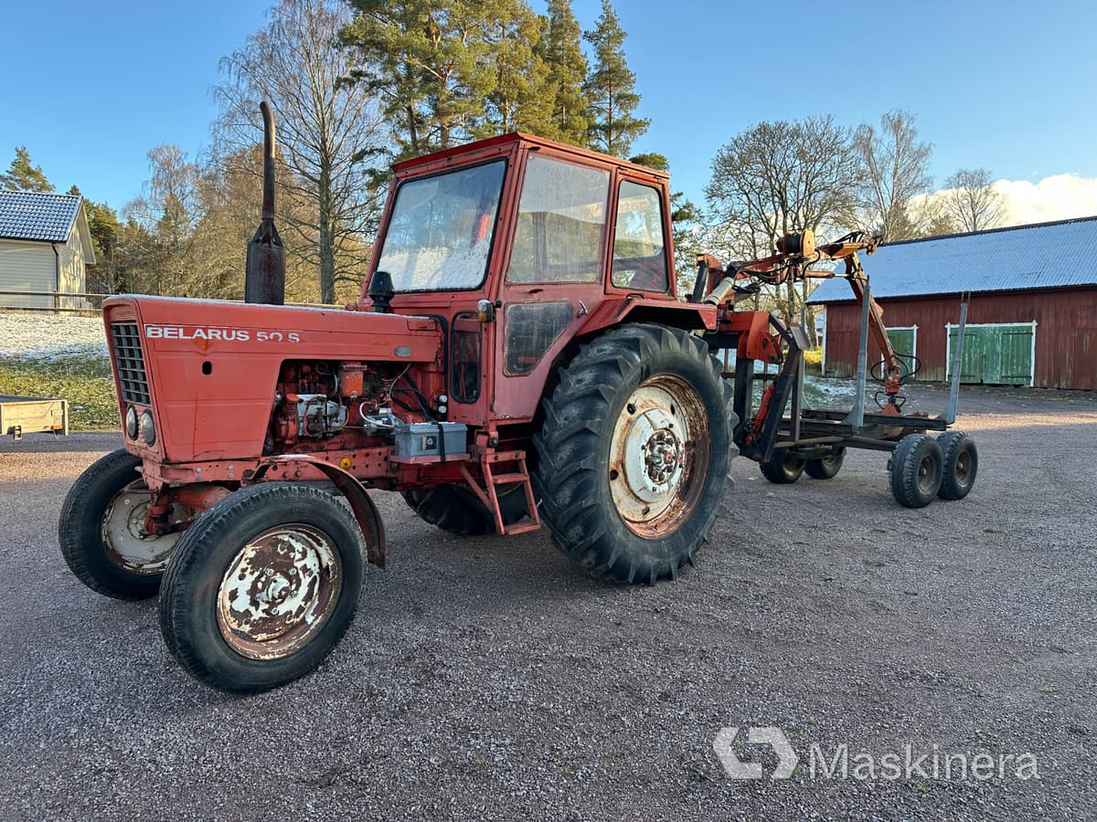 Traktor Belarus 50S med skogsvagn och lastare | Maskinera