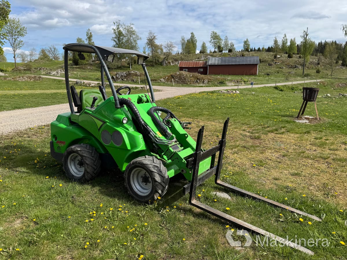 Kompaktlastare Avant 520 med pallgafflar | Maskinera