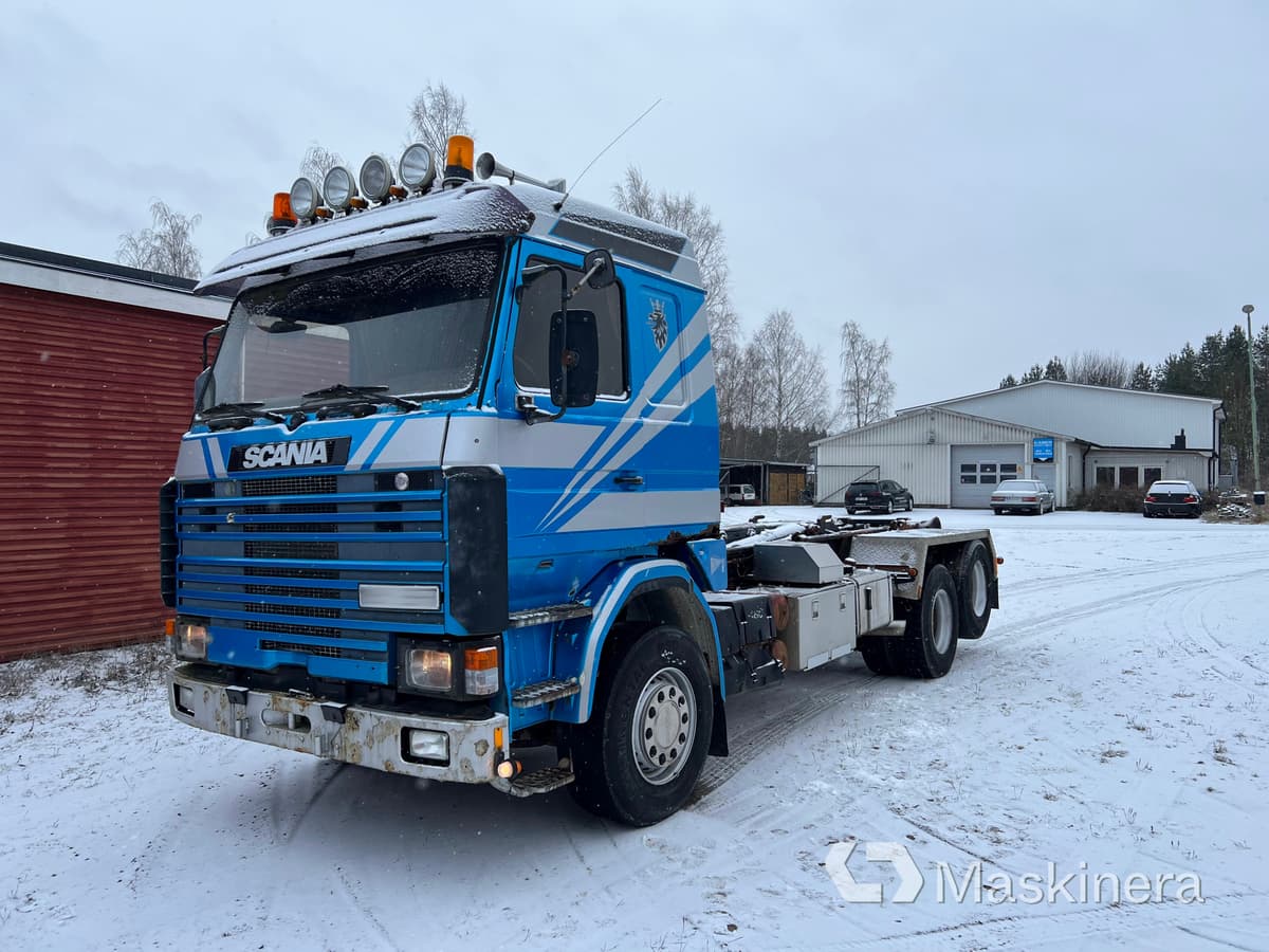 Scania R143 HL 6X2L Med Rullflaksväxlare / Krokarm | Maskinera