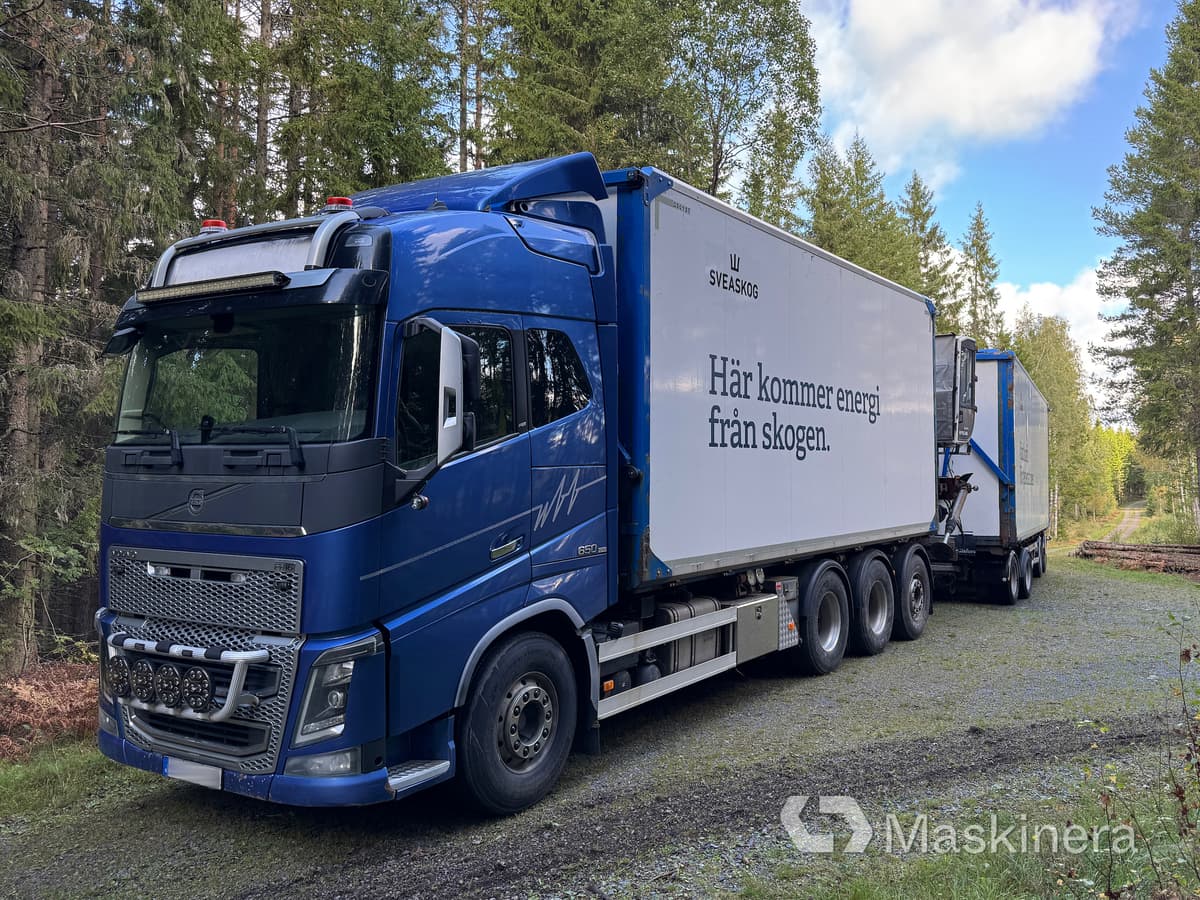 Flisbil Volvo FH16 8X4 med kran & sidtipp | Maskinera