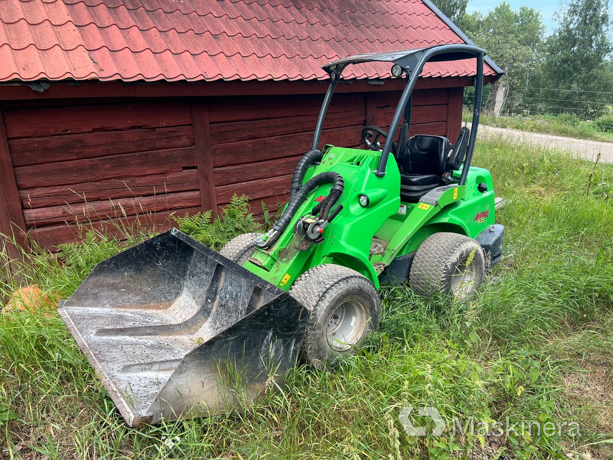 Kompaktlastare Avant 635 med flera redskap | Maskinera