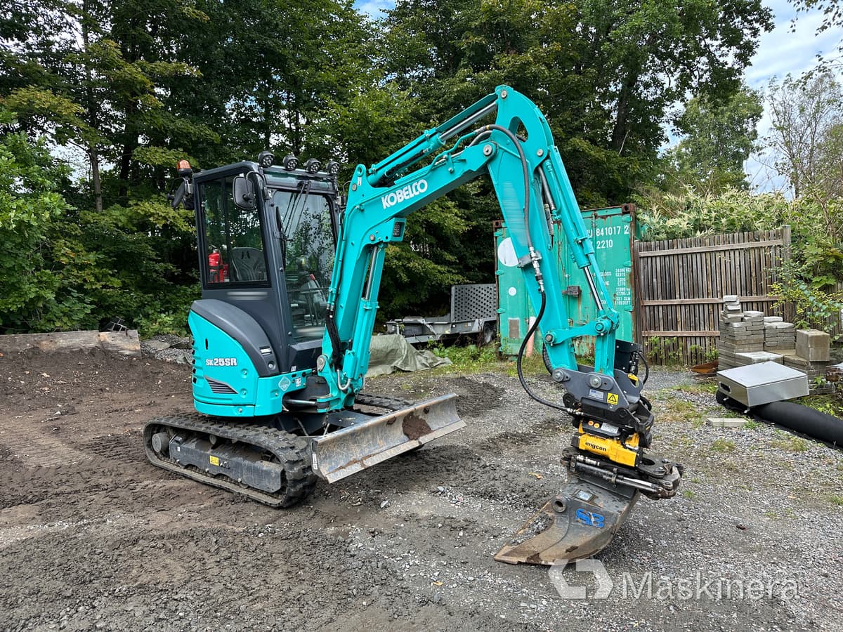 Grävmaskin Kobelco SK25SR-6E med maskinsläp | Maskinera