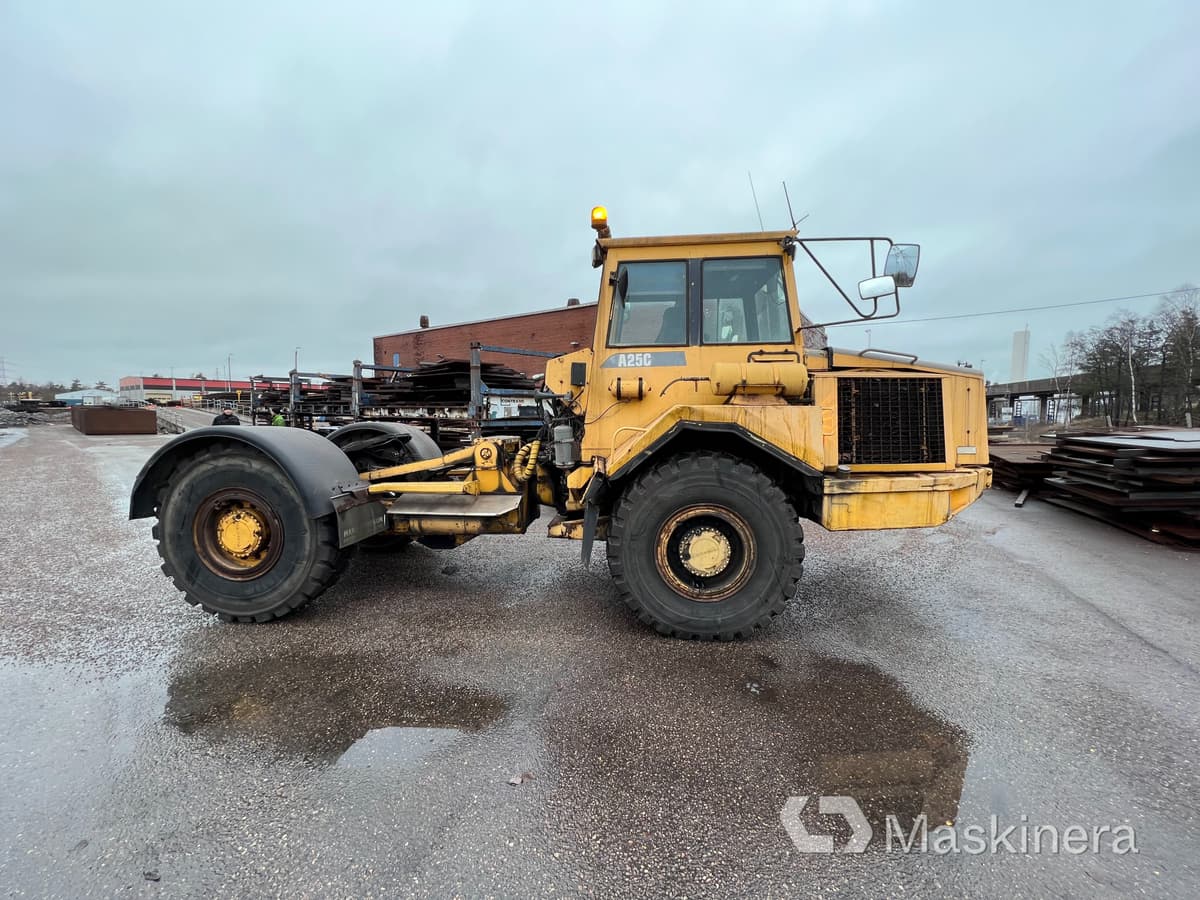 Volvo A25C med trailerdragare | Maskinera