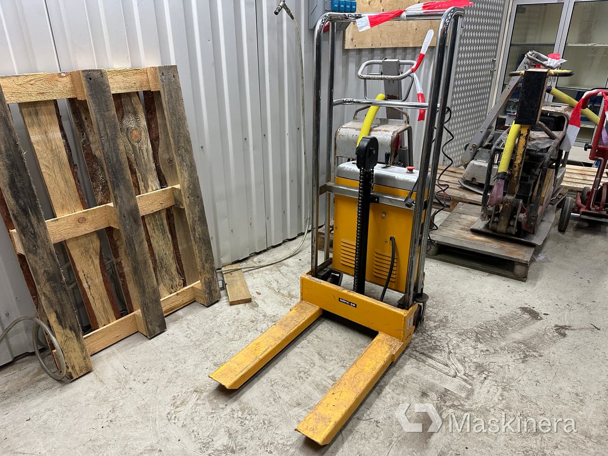Elektrisk pallyftare ½ pall Intra 400 kg | Maskinera